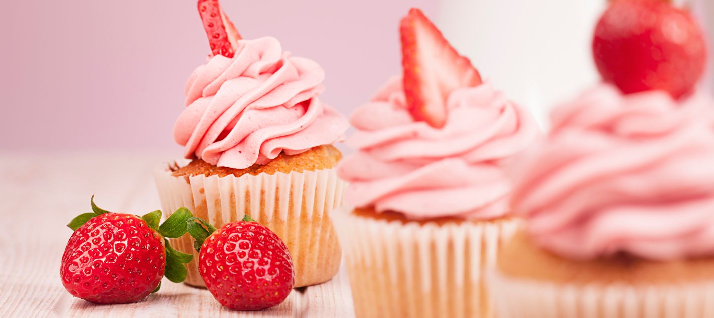 Cupcake de Morango com Recheio de Brigadeiro Branco - Segui a receita