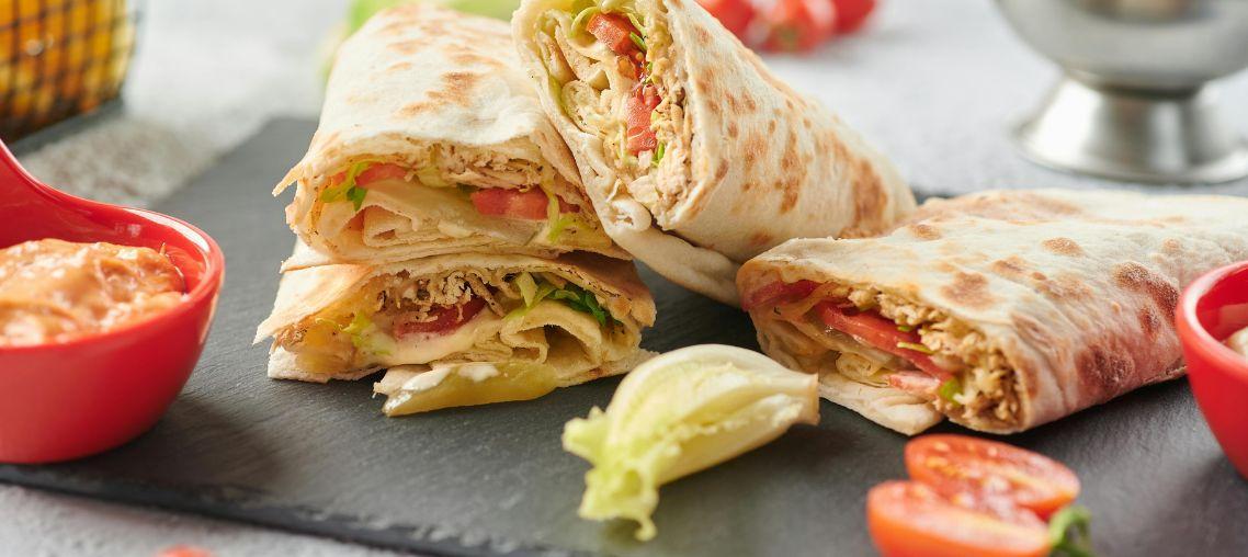 Wrap de frango com alface e molho caseiro - Segui a receita